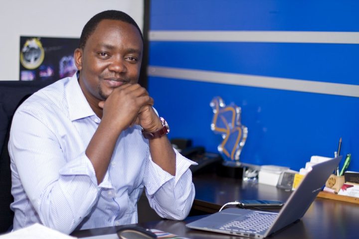 Davido Praying To GOD Before Eating [Photo]